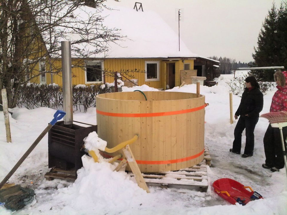 20 Homemade DIY Hot Tub Plans and Ideas - Suite 101